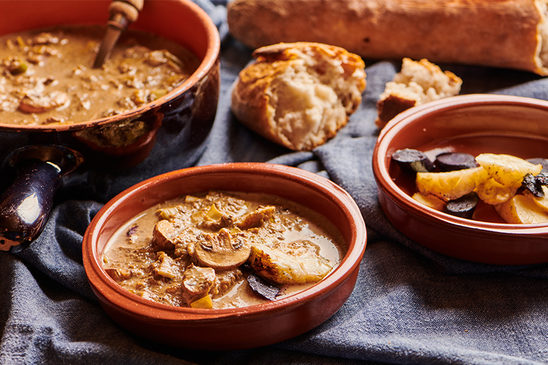 Big Green Eggis küpsetatud juurviljadega seenesupp